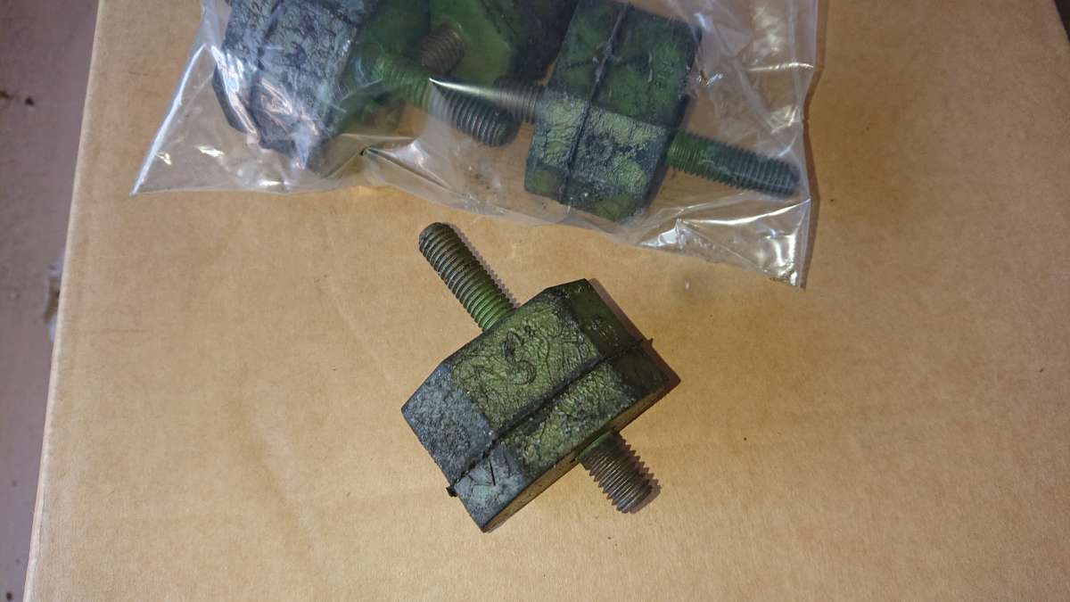 Gummilager Getriebe BMW Baureihe E21 E12 E24 E3 orig. BMW NOS Neu ... Gummilager Getriebe BMW Baureihe E21 E12 E24 E3 orig. BMW NOS Neu ...